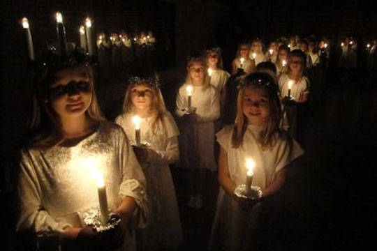 Hele tre Luciaoptog går gennem Rønne » Bornholm.nu