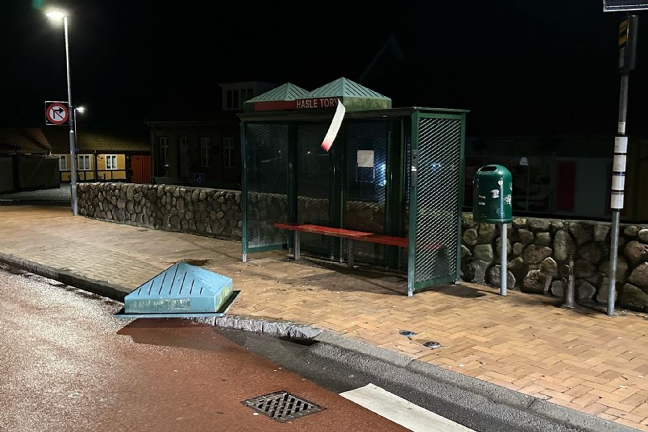 Nyheder » Beskedne skader efter stormen Pia: Taget blæste af busskur på ...